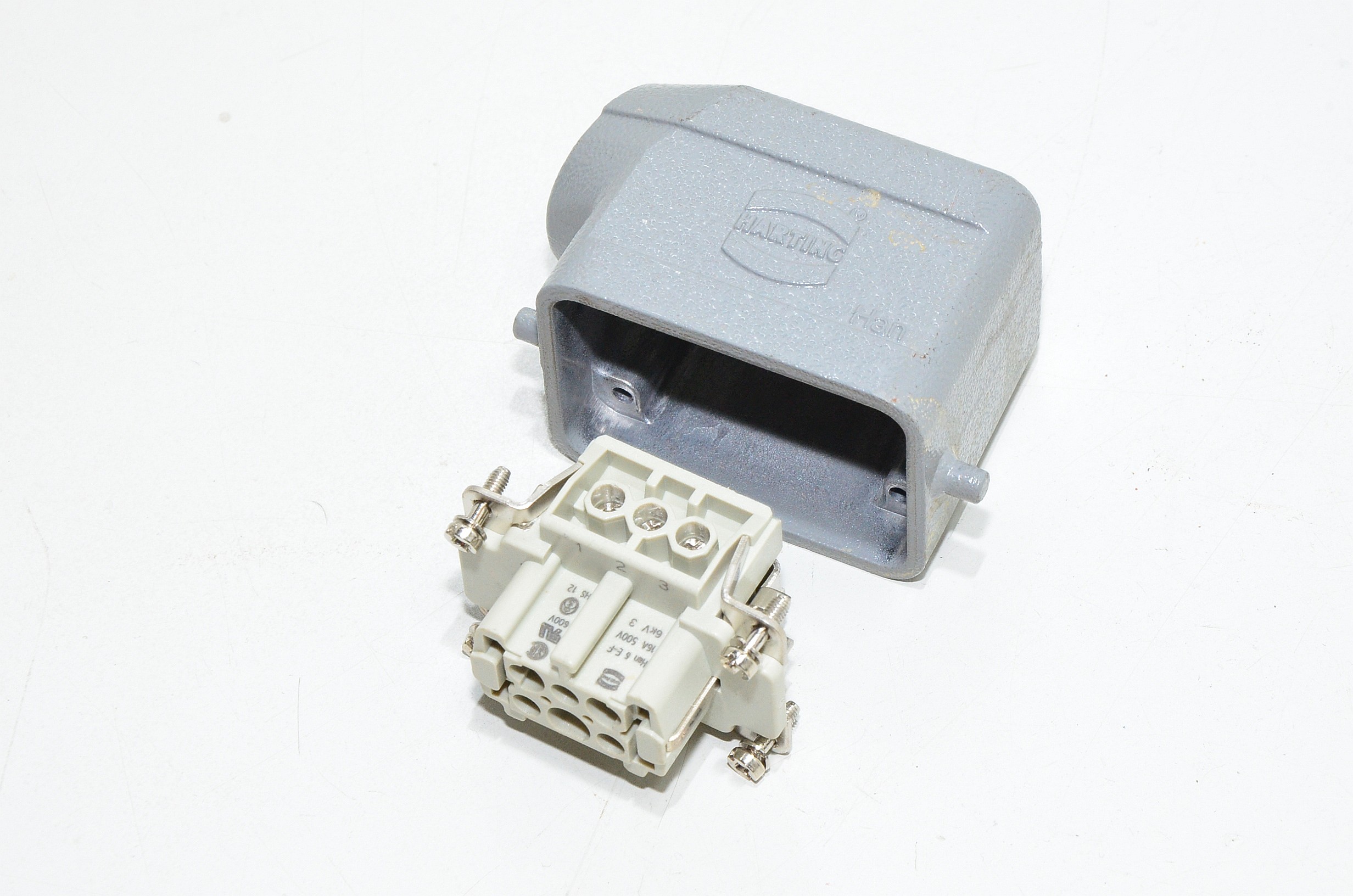 Harting heavy duty power Han 06E-F 16A female connector with housing Han 6B