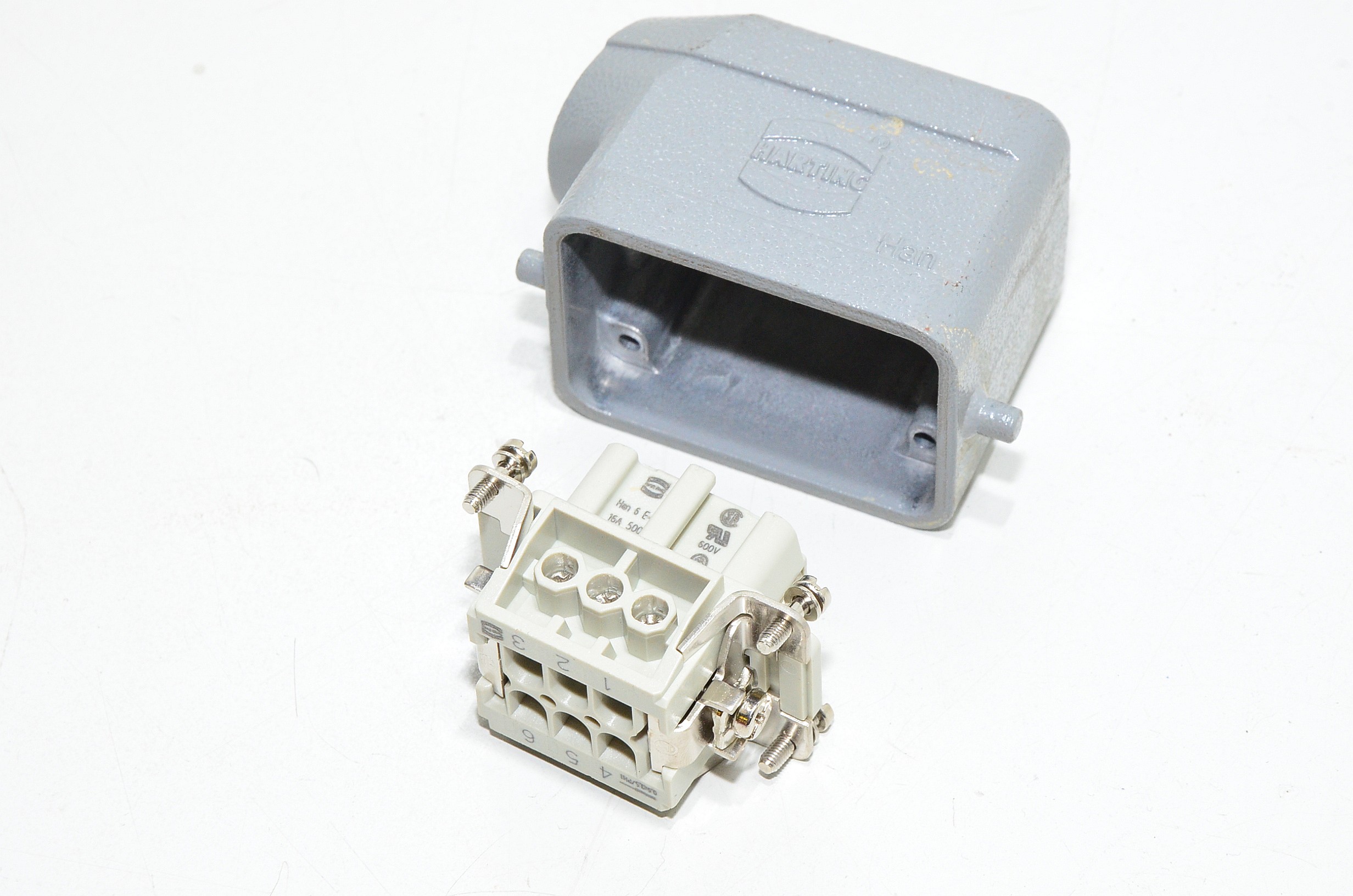 Harting heavy duty power Han 06E-F 16A female connector with housing Han 6B