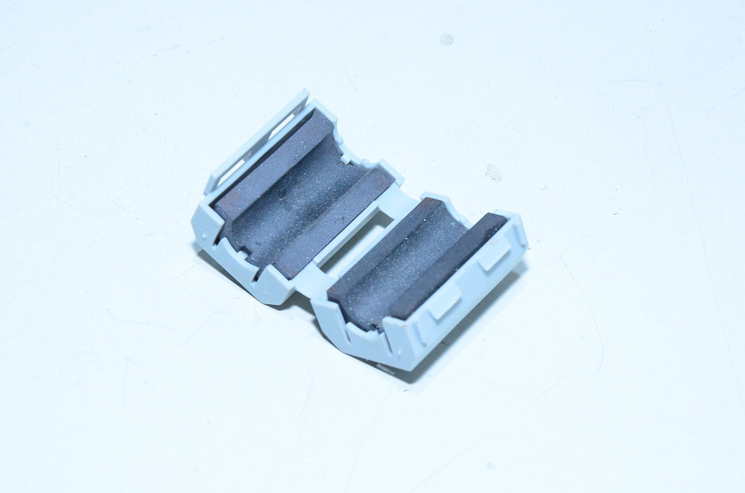 Feelux BNF-18 21x21x31mm ferrite for max 9mm cable snap-on type *new*