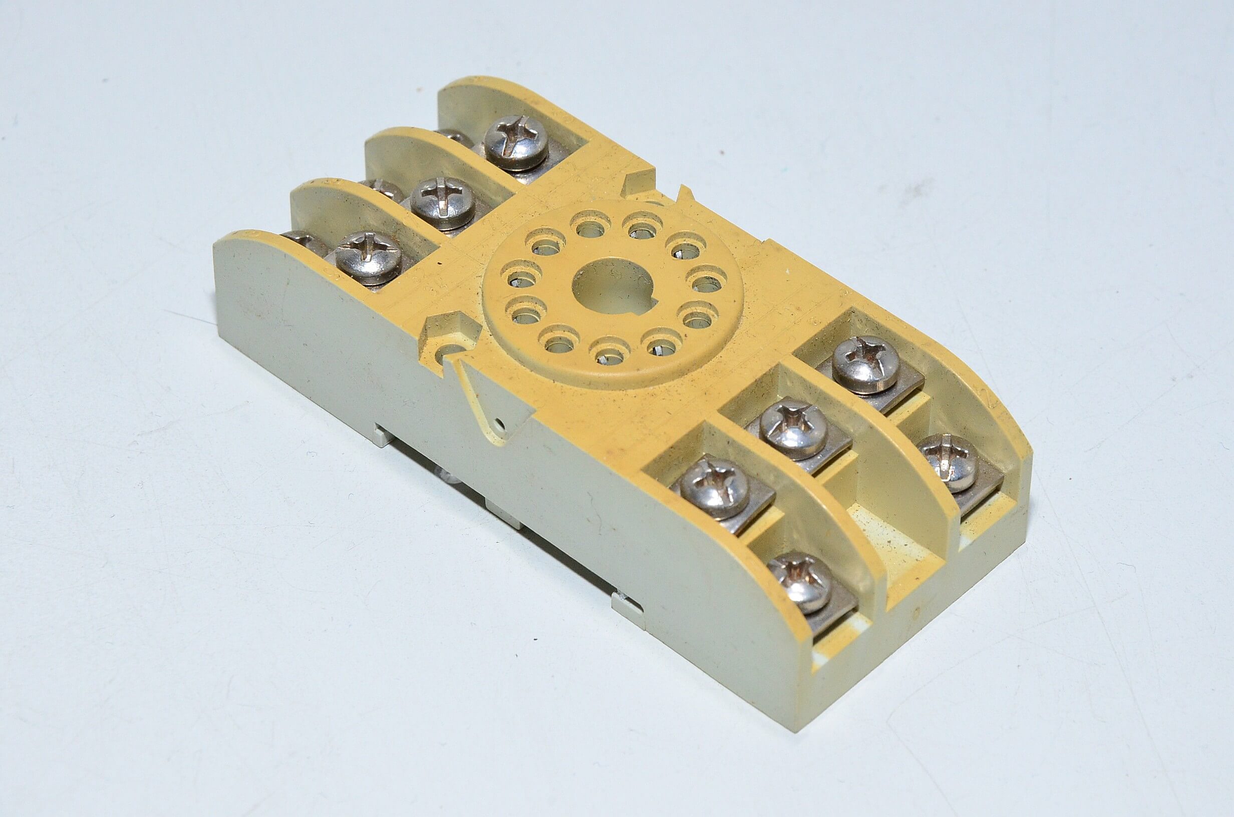 11-pin Sub-Magnal B11A circular relay base, somewhat yellowed
