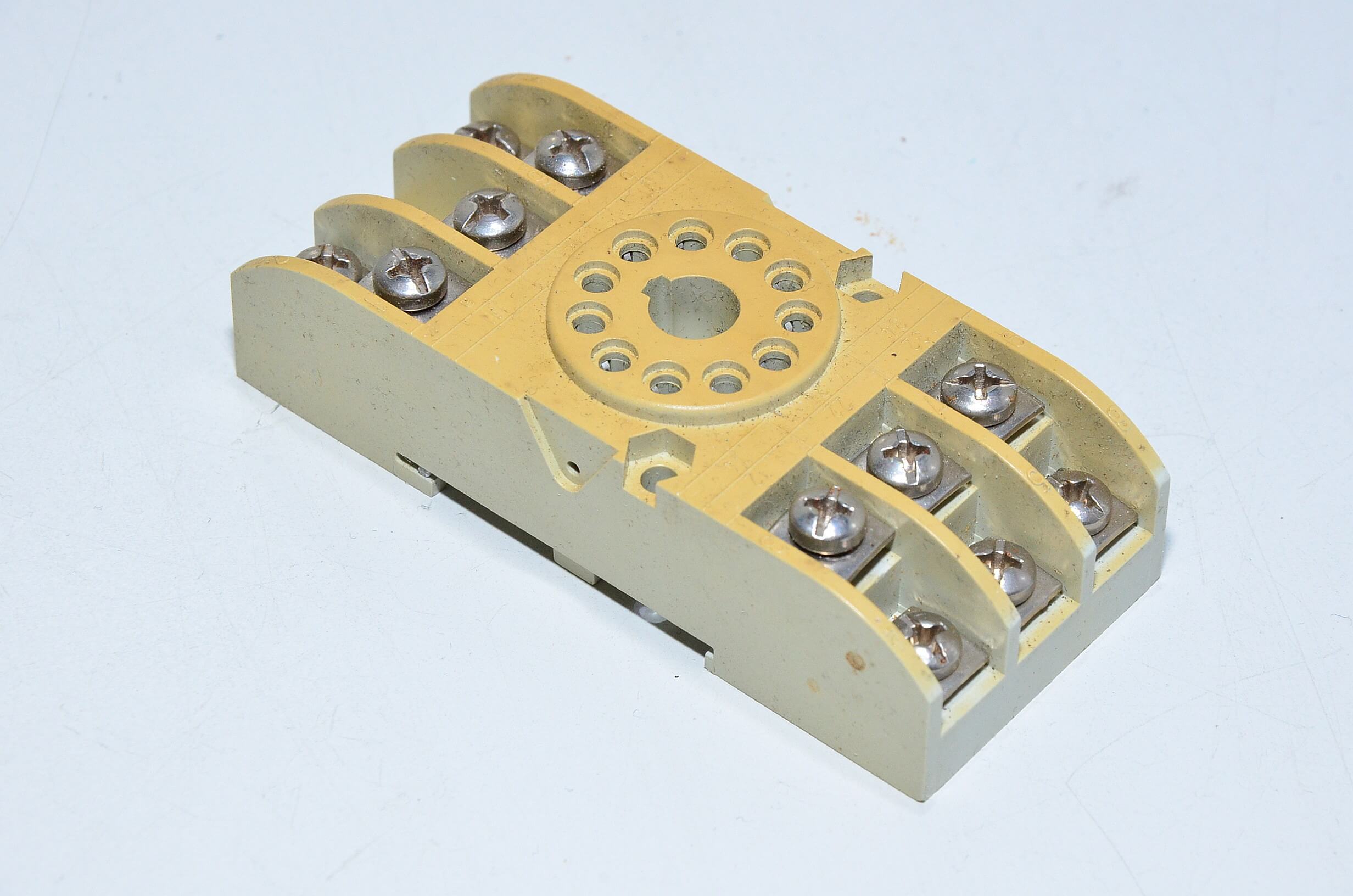 11-pin Sub-Magnal B11A circular relay base, somewhat yellowed