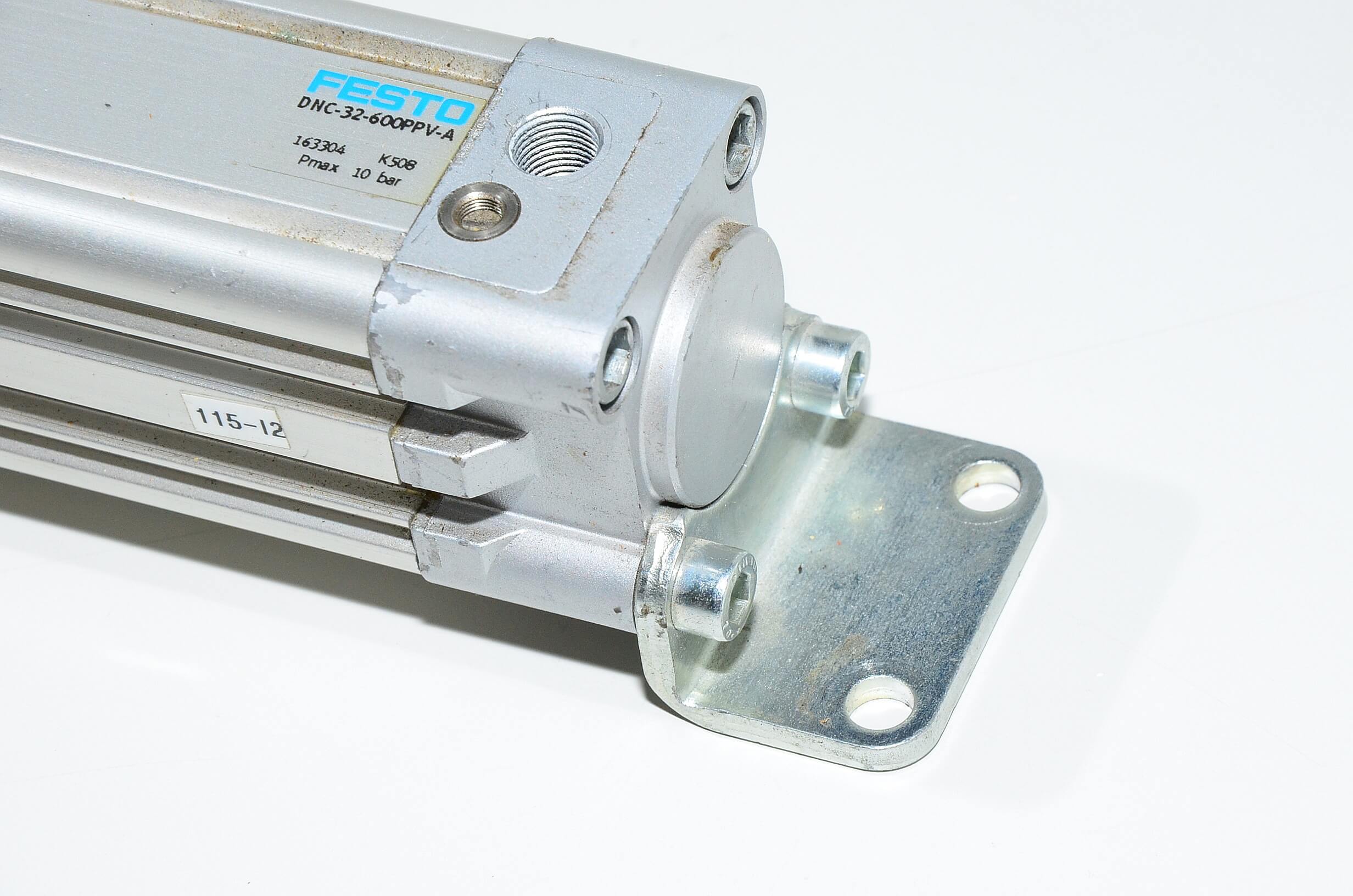 Foot mounting bracket for ISO 15552 standard cylinders with 32mm piston ...