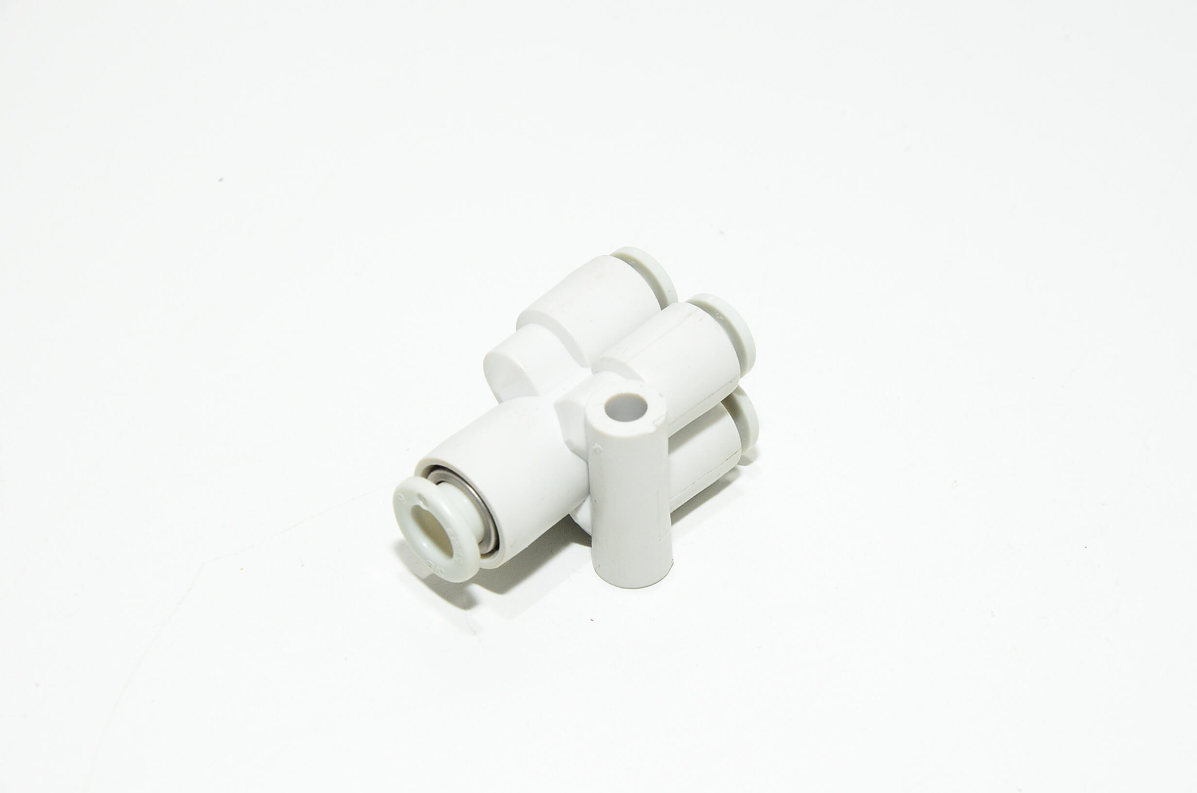 Different diameter delta branch connector