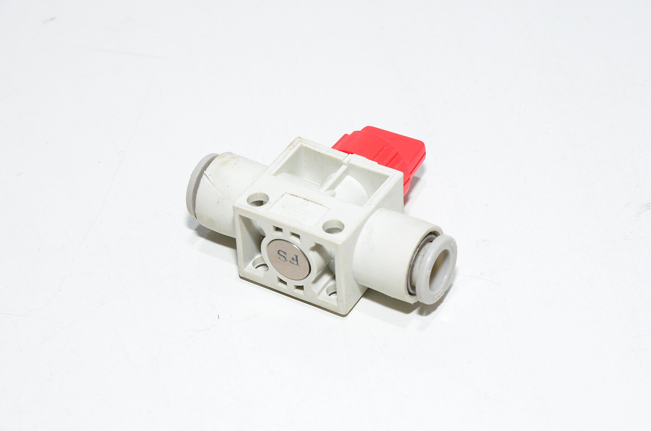 SMC VHK3-08F-08F-R inline type 3-port finger valve with 8mm quick connections and red cap