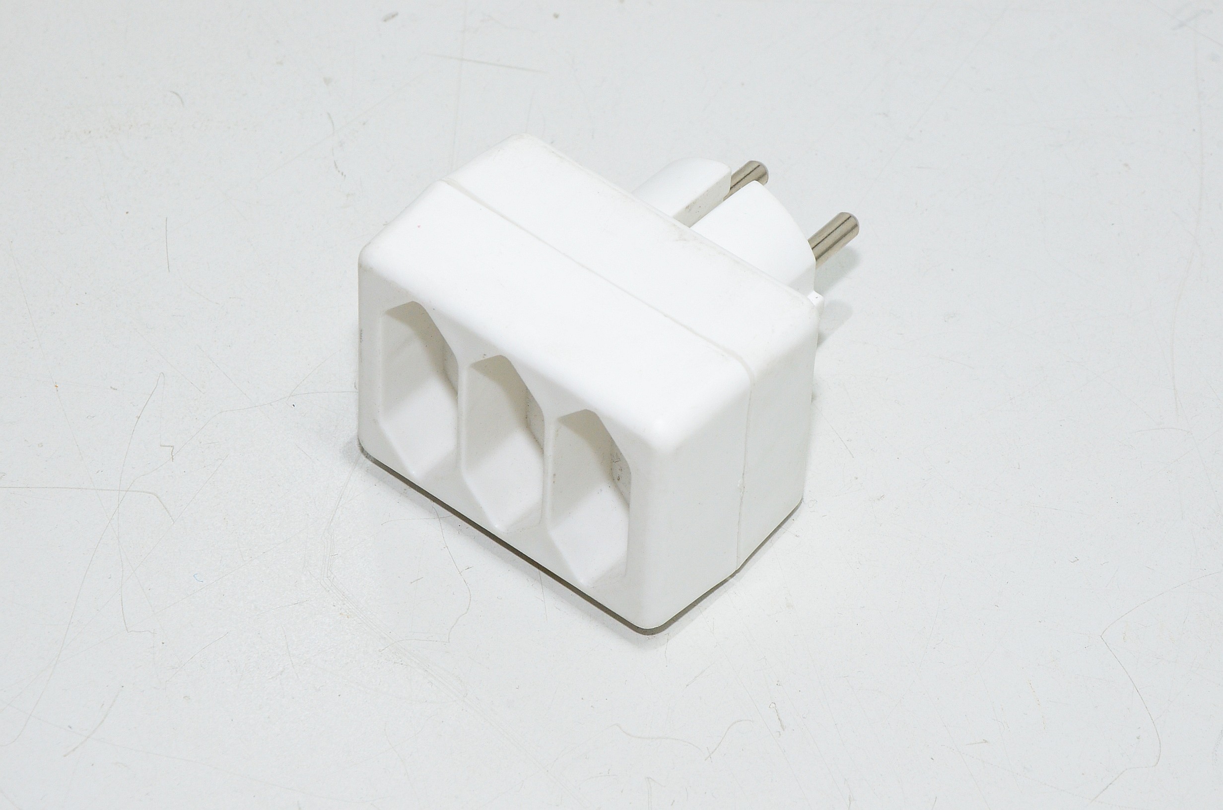 Schuco to 3x EUR CEE 7/16 C power socket splitter adaptor