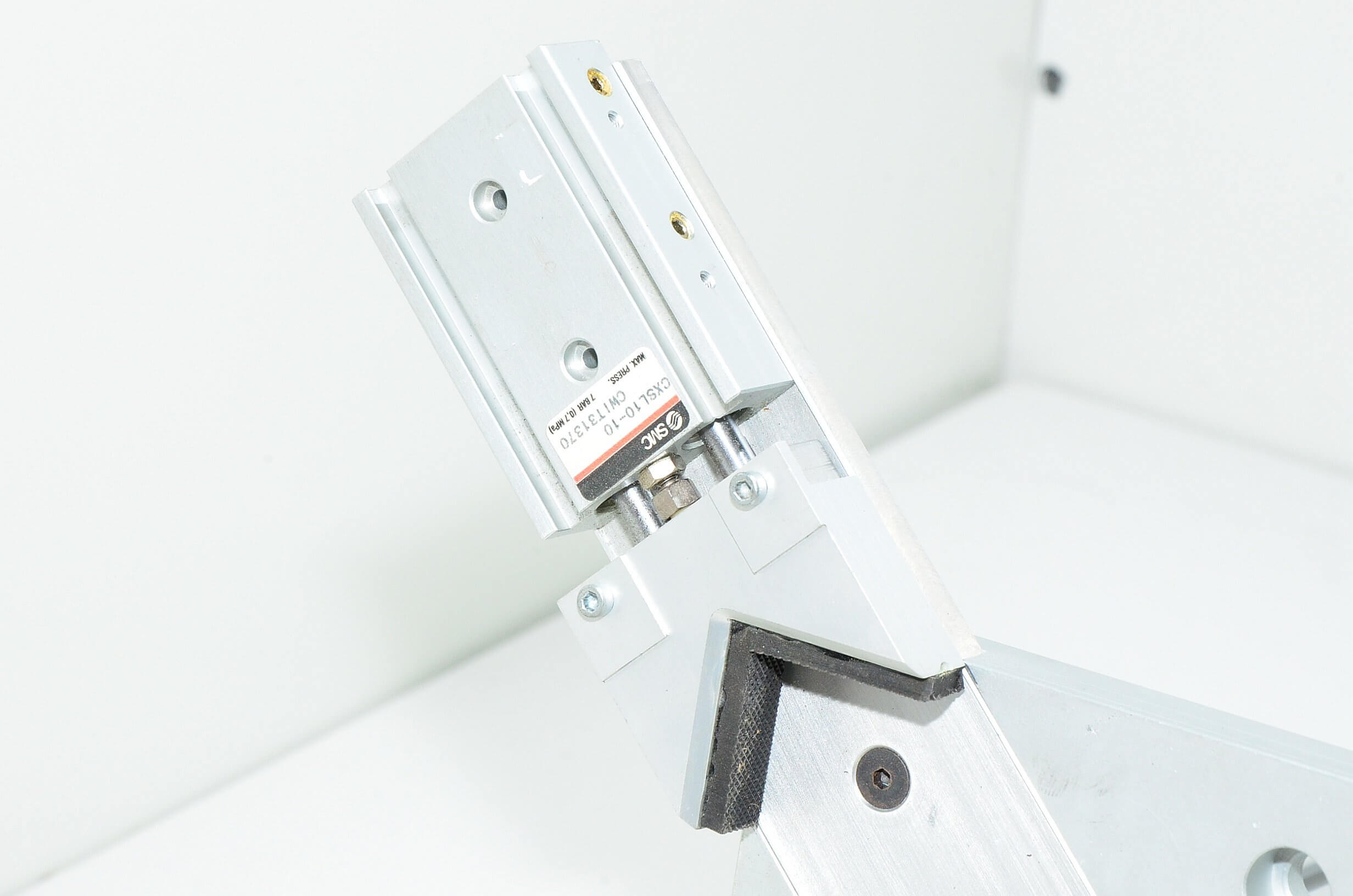 Aluminium square object centering assembly + SMC CXSL10-10