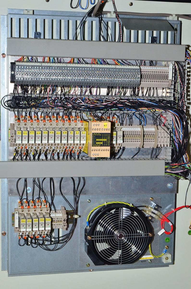 Fanuc system R-J2 A05B-2371-B007 robot controller cabinet for Fanuc ARC ...