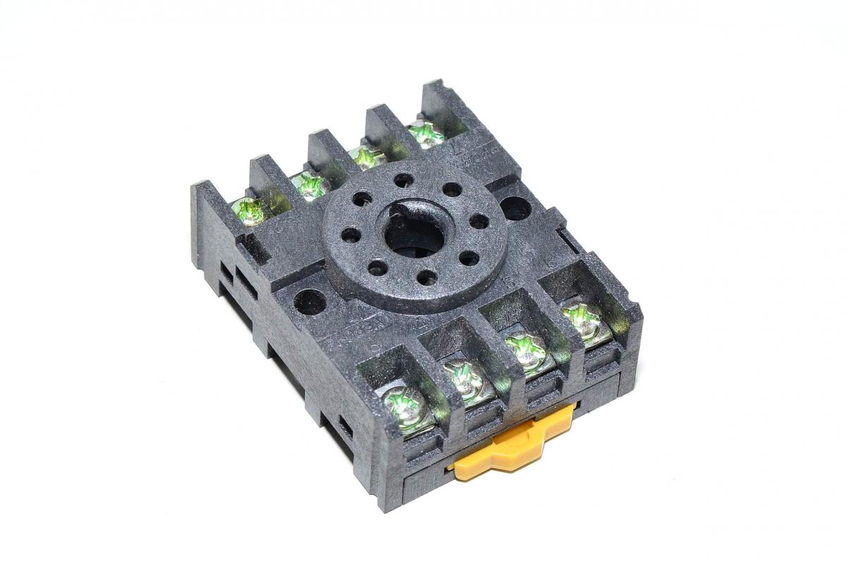 8-pin octal base circular relay socket IEC 60067 Omron PF083A for DIN rail