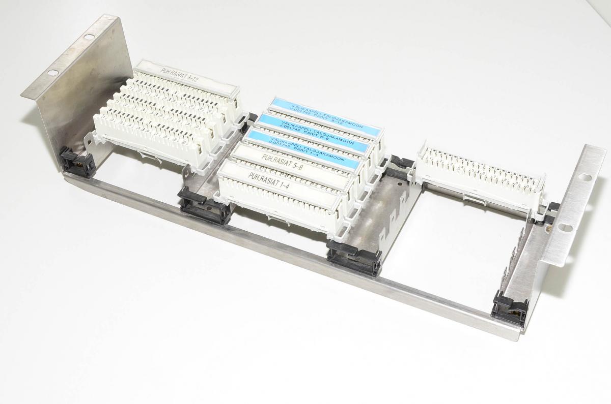 Recessed 19" 3U rack mounting frame for 15 Krone type connection modules